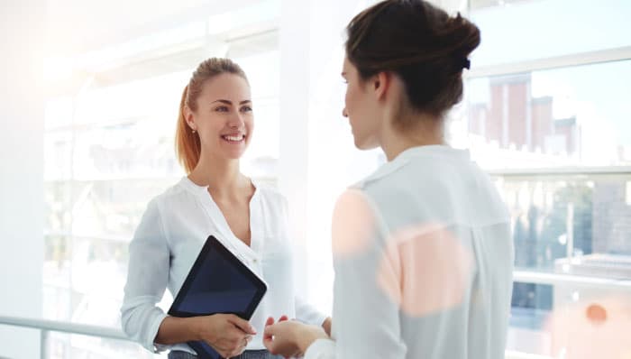 Como a relação entre contratado e contratante impacta na empresa?